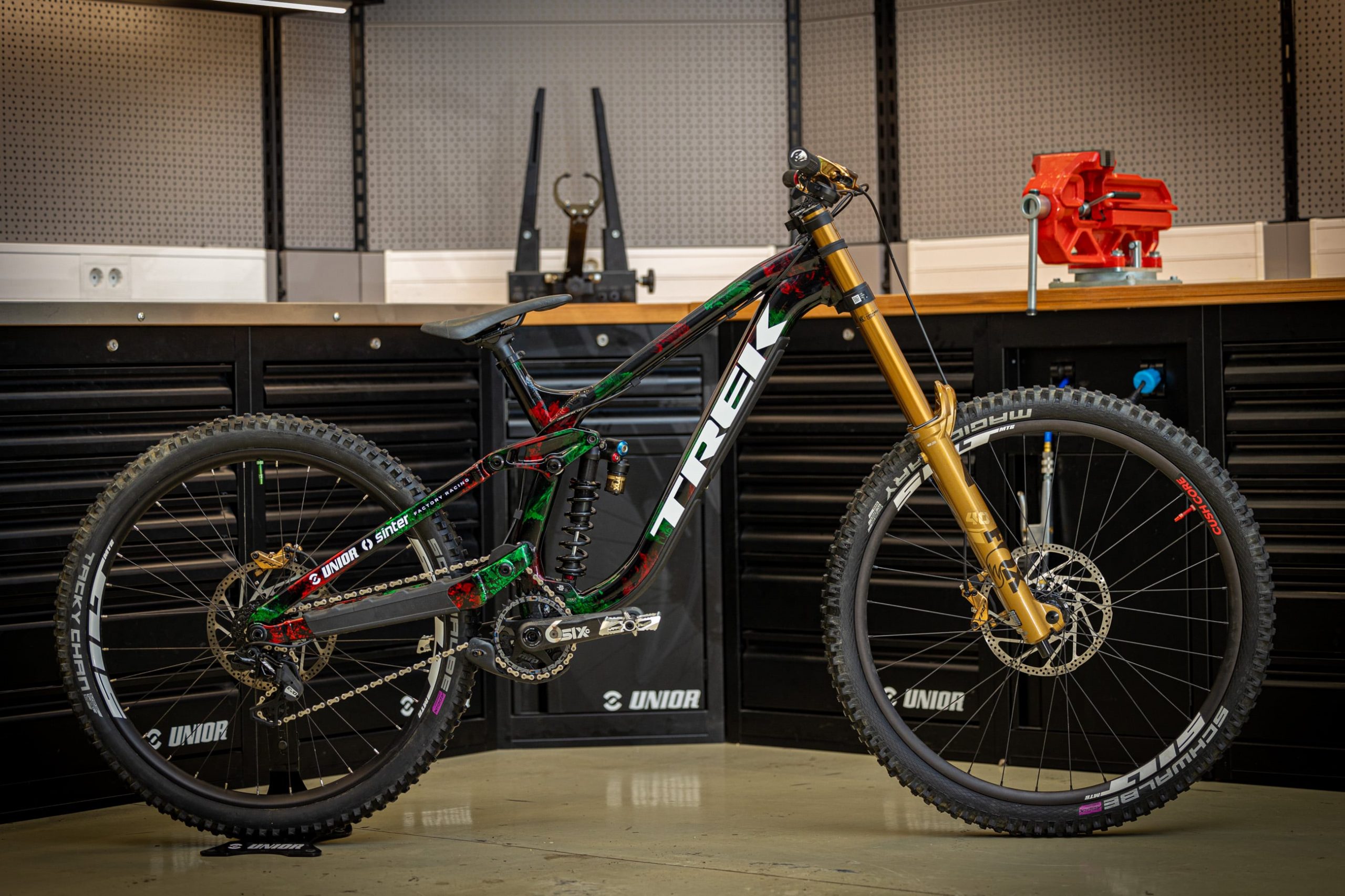 Team bike: 2024 Trek Session – Unior Sinter Factory Racing